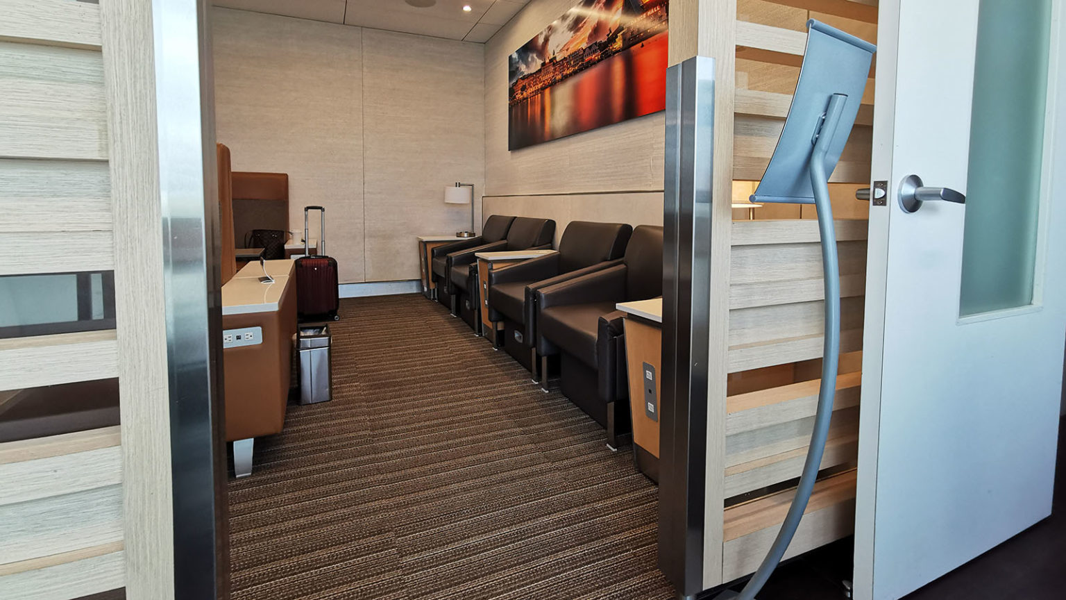 Review: American Airlines Admirals Club, Orlando - Point Hacks
