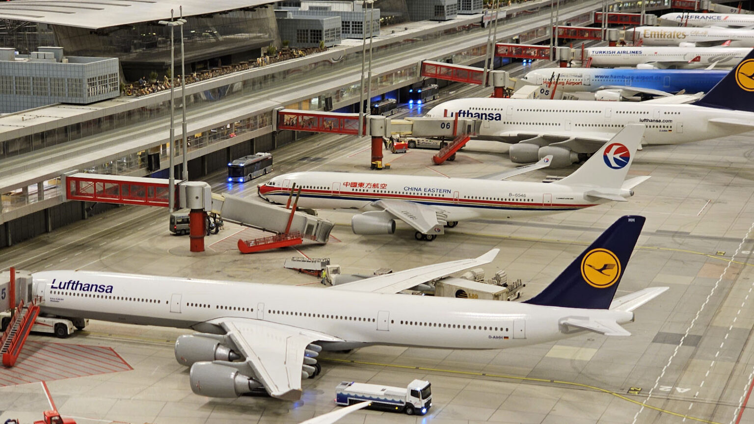 The world's largest miniature airport has 250 'flights' per day - Point ...